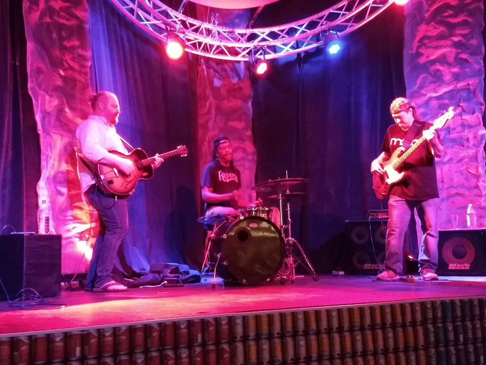 Straight, No Chaser: Bobby Lee Rodgers Trio Plays Jazz Standards ...